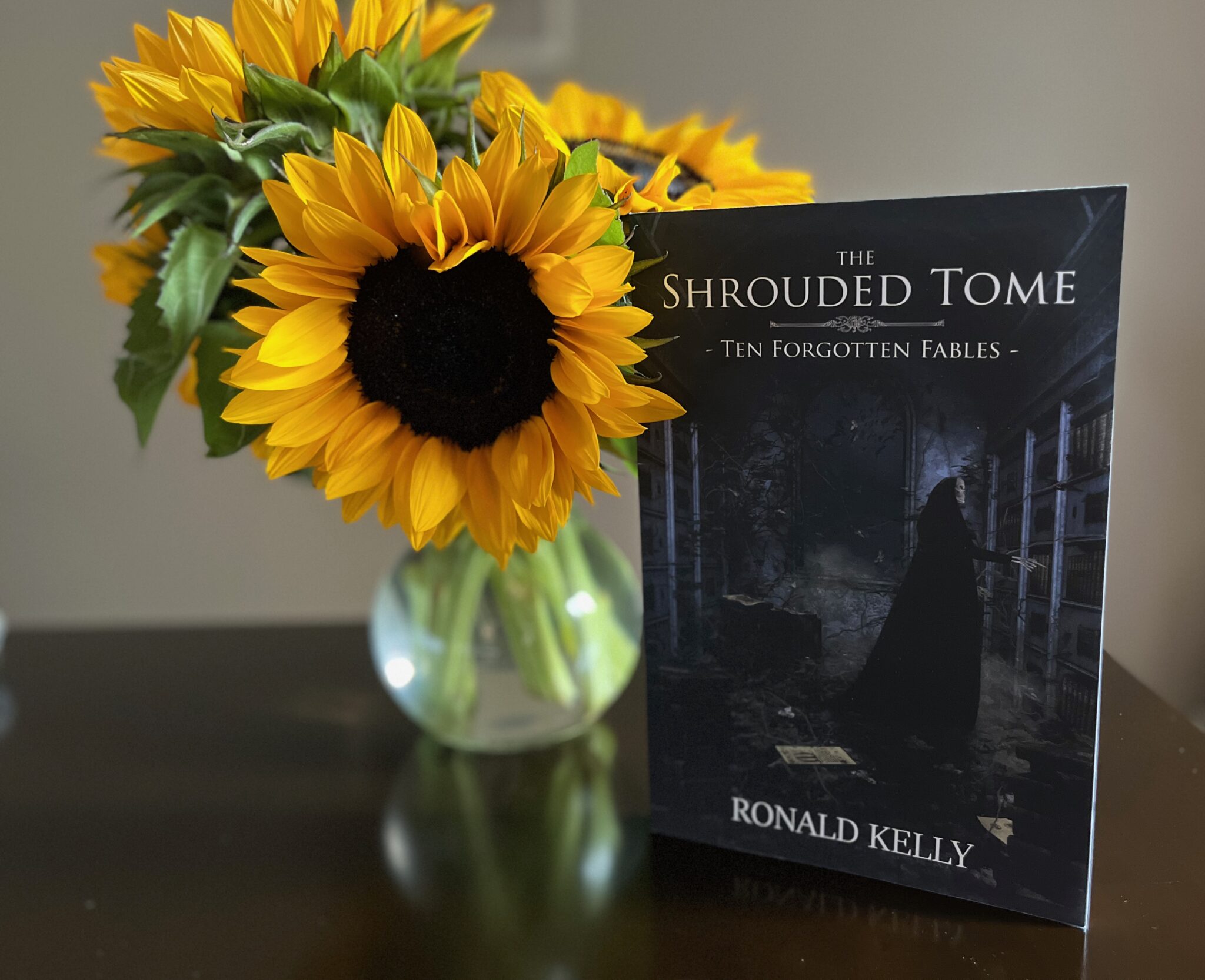 The Shrouded Tome: Ten Forgotten Fables by Ronald Kelly | Book Review - Erica Robyn Reads